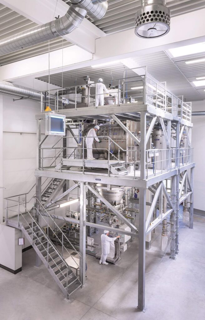 Blending system with two separate gravimetric mixing lines